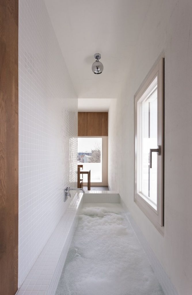 Tackling narrow bathroom layouts - LivinghouseLivinghouse